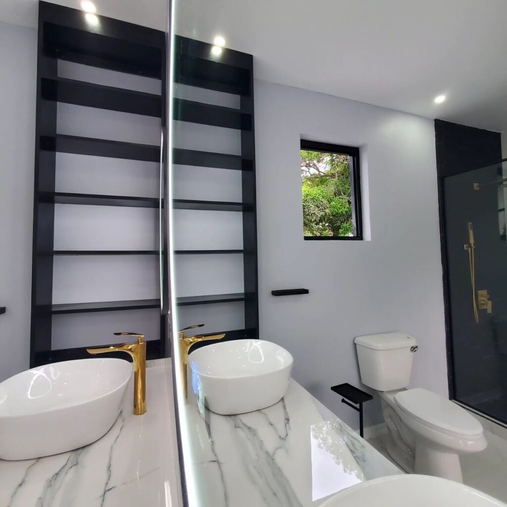 35 Timeless Black and White Bathroom Designs for a Chic, Modern Feel ...