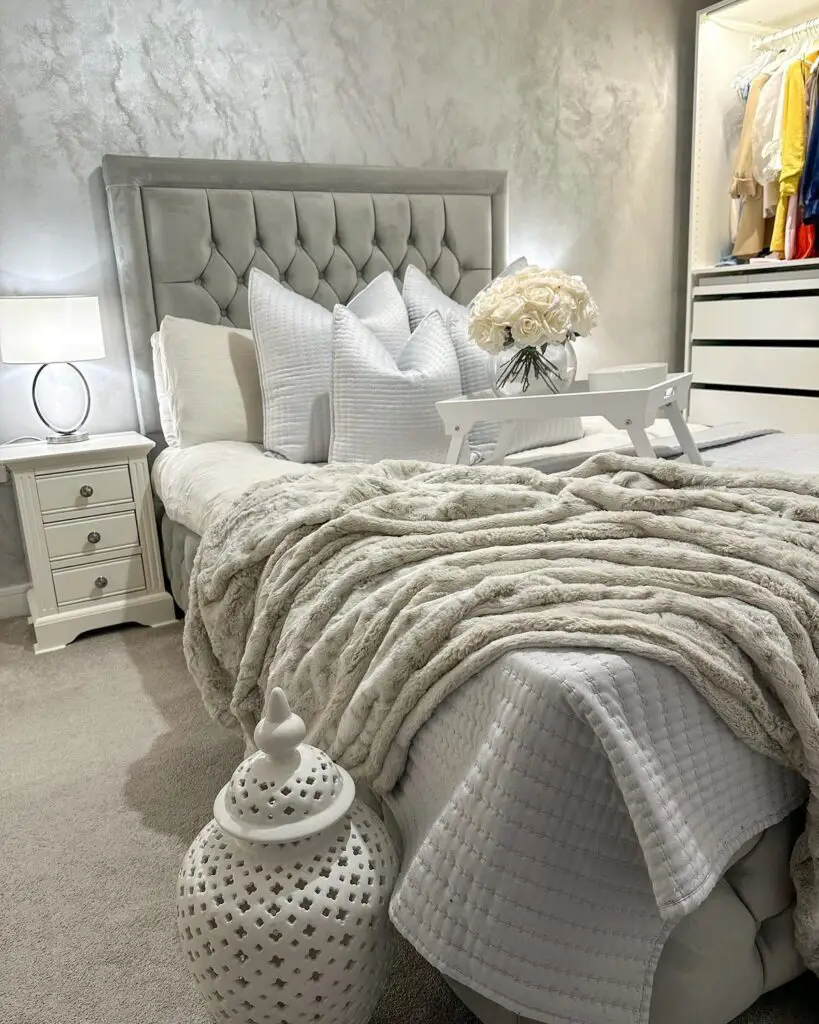 30 Elegant Grey Bedroom Ideas for a Calm Atmosphere - Velocity Art and ...
